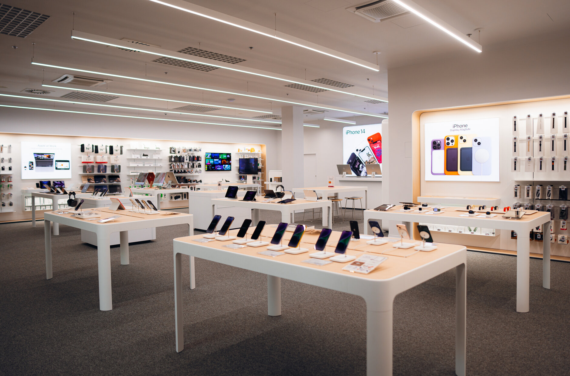 iWant Apple Premium Partner | OC Nisa Liberec